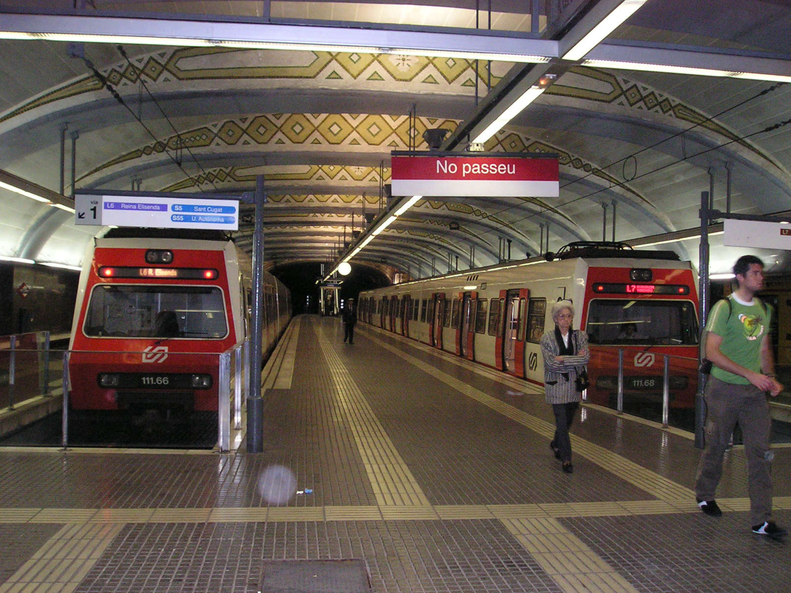 FGC: estació de Barcelona Pl. Catalunya - wefer.com, Web Ferroviària